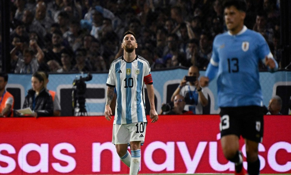 ছবিতে আর্জেন্টিনা-উরুগুয়ে ম্যাচের মুহূর্ত