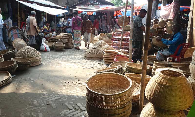 চাটমোহরে নানা অব্যবস্থাপনায় হারাতে বসেছে জমজমাট হাট