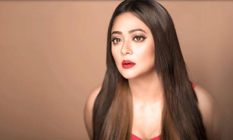 বাবার বয়সী পুরুষদের সঙ্গে সম্পর্ক গড়ছে উঠতি অভিনেত্রীরা