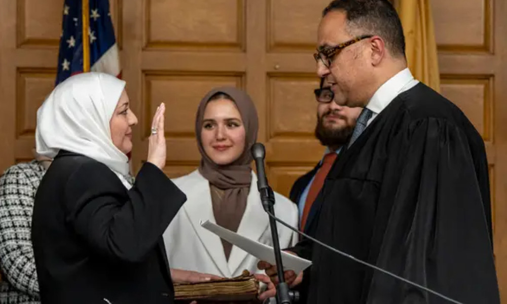 কোরআন হাতে শপথ নিলেন নিউ জার্সির প্রথম হিজাবি বিচারক